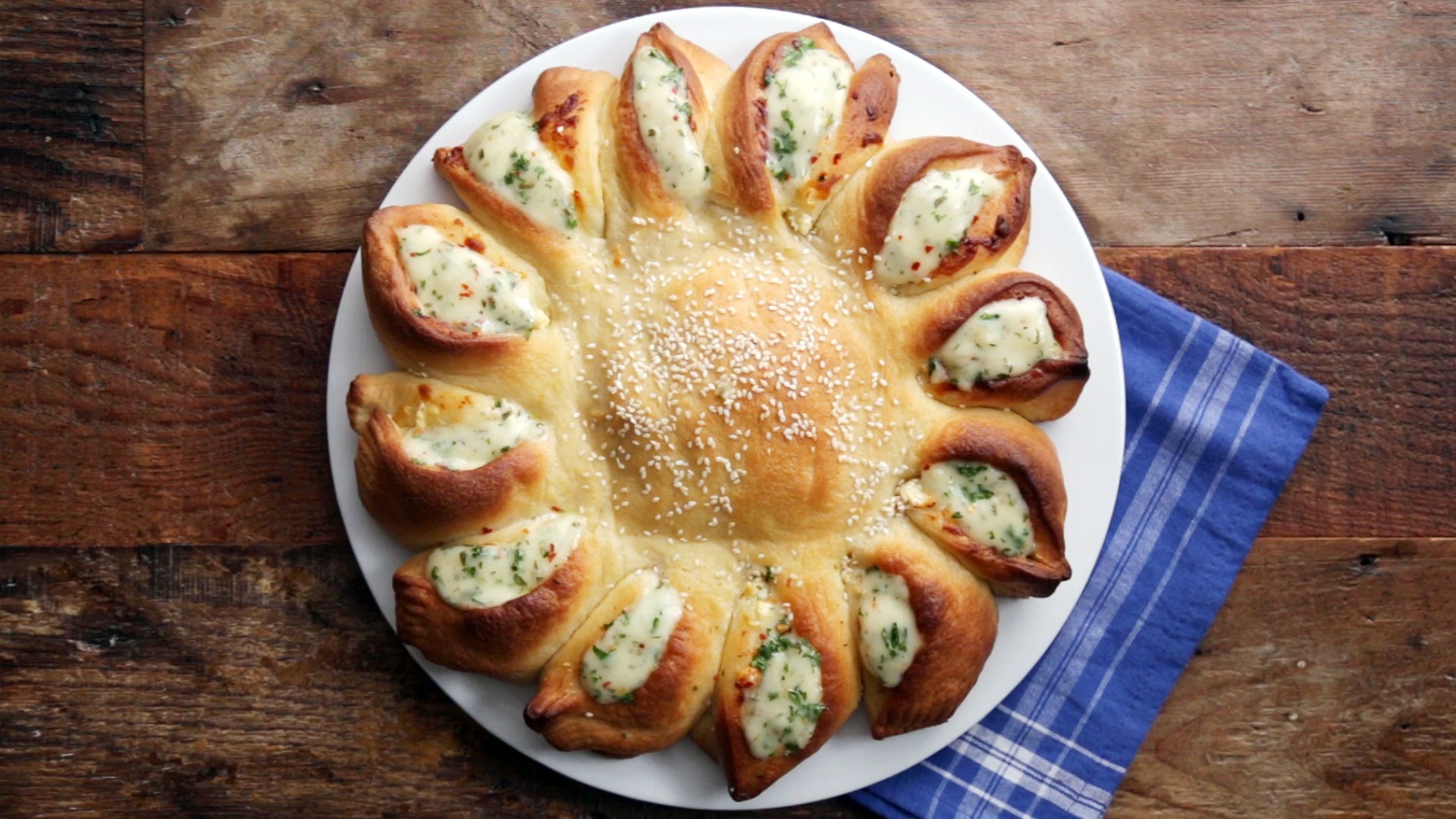 Sesame Pull-Apart Ring With Tomatoes and Feta | Tastemade