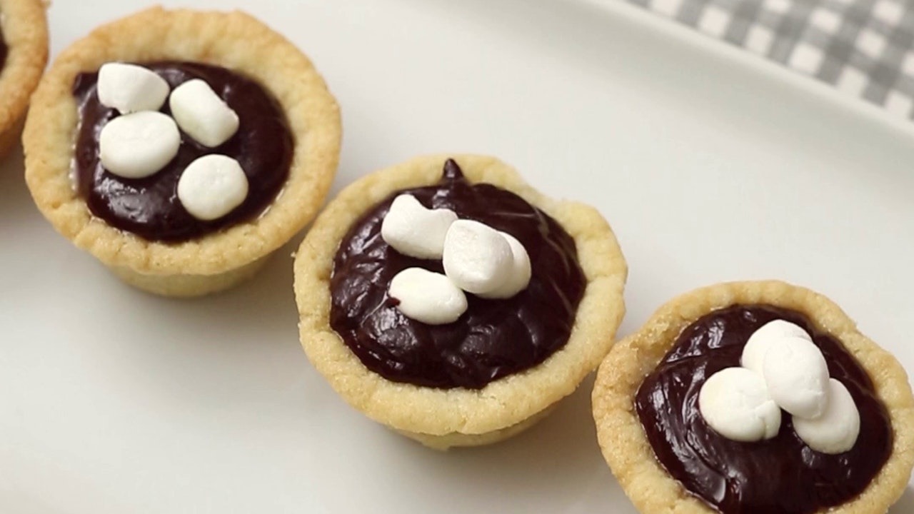 Hot Chocolate Cookie Cups | Makes 2 dozen mini cups | Tastemade