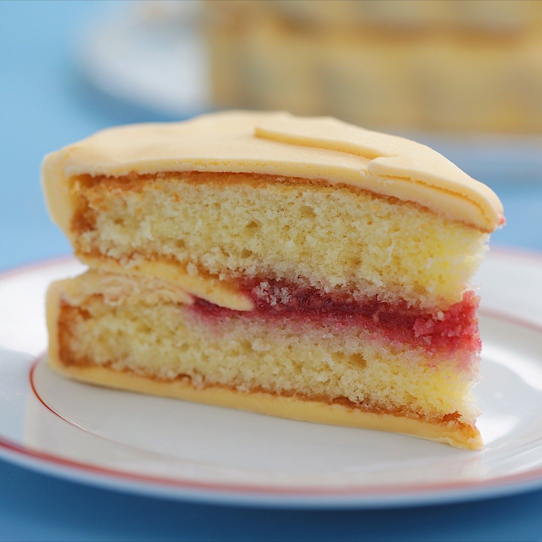 Giant Jammy Dodger Cake | Tastemade